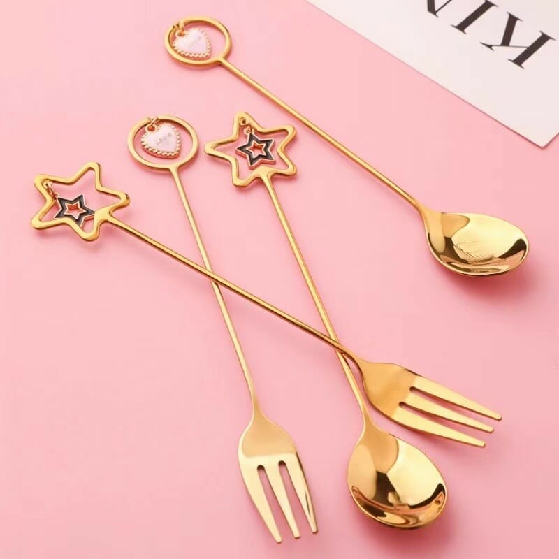Set x4 Cubiertos para postre con dijes de estrellas y corazones - HEPA